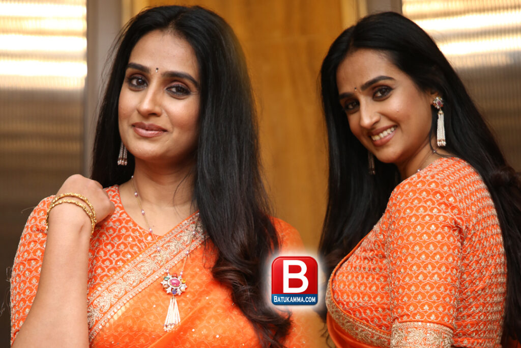 Laya : ఆరెంజ్ శారీలో అదిరిపోయిన లయ | Batukamma